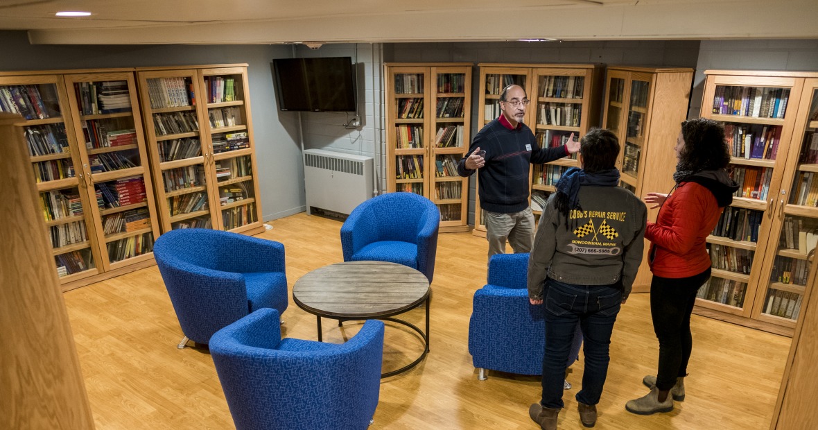 Building a Textbook Lending Library | Grinnell College